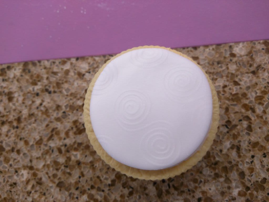 How to make embossed icing using a patterned rolling pin. | Help Me Bake